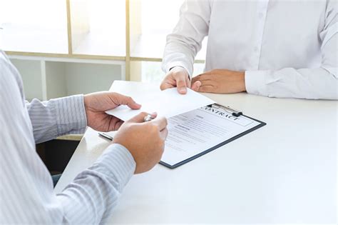 불법 부정직 뇌물 수수 및 부패 개념 사업가는 뇌물 사기에 대한 부패 사기에서 거래 계약을 성공하기 위해 파트너의 봉투에 뇌물을 주는 계약서에 대한 스톡 사진 및 기타