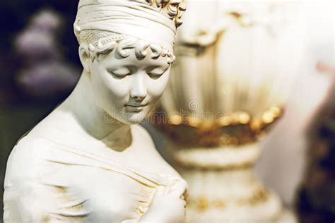 Statue D Une Femme Nue En Marbre Image Stock Image Du Fond Cheveu