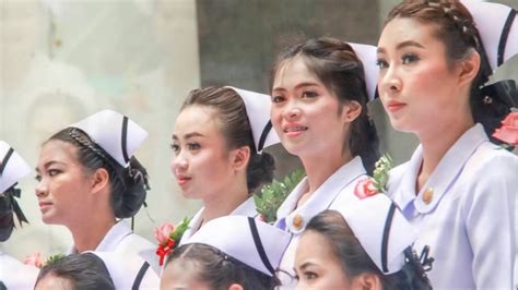 พิธีมอบหมวกผู้ช่วยพยาบาลปีการศึกษา 2558 Youtube