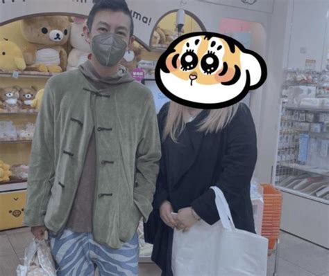 女兒奴！陳冠希為女兒買玩具被偶遇，跟粉絲合影簽名態度好 每日頭條