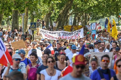 Contre Le Pass Sanitaire La Mobilisation Ne Faiblit Pas Dans Les