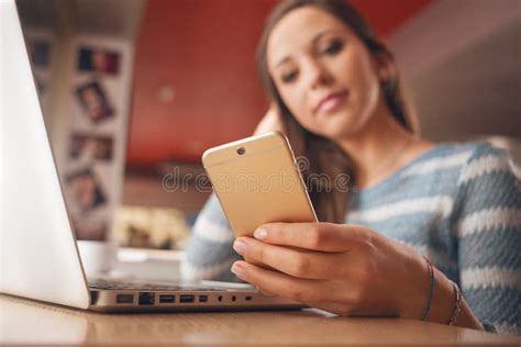 Het Meisje Van De Tiener Met Mobiele Telefoon Stock Foto Image Of