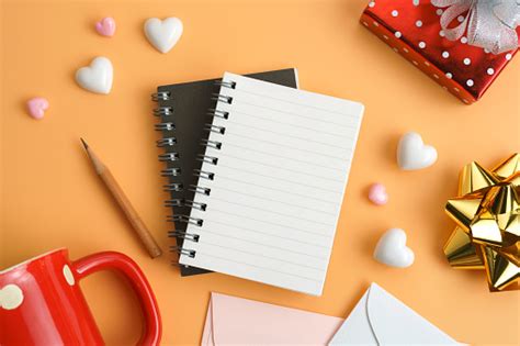 발렌타인 하트와 컬러 배경 복사 공간에 장식의 중심에 빈 Notepads의 플랫 보기 사랑의 상징입니다 해피 발렌타인 데이