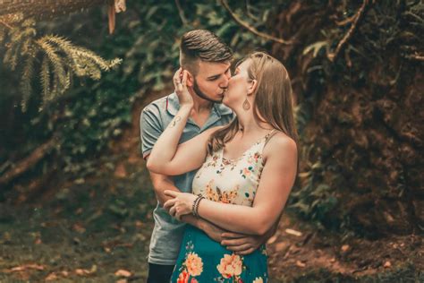 Hand Holding Or Kissing Which Should Come First In A Relationship