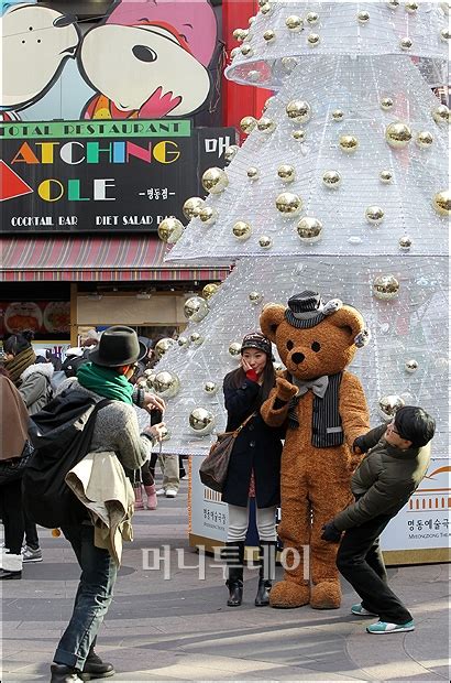 [사진]성탄 트리 앞에서 찰칵
