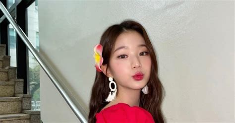 아이브 장원영 빨간 원피스 입고 앵두 입술 쭉 로맨틱 썸머룩