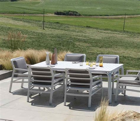 The Benefits Of Round Vs Rectangular Outdoor Tables Outdoor Furniture Ideas Blog Trends