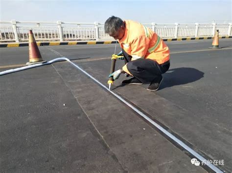 「一线」平川公路管理段首次应用液体止水带维修桥梁伸缩缝胶密封