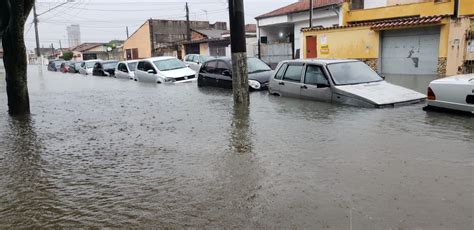 Chuvas em Jacareí alagam 54 ruas causam deslizamentos de terra e queda