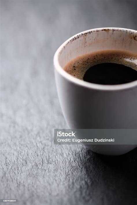 어두운 돌 배경에 커피 한 잔 닫습니다 공간을 복사합니다 0명에 대한 스톡 사진 및 기타 이미지 0명 돌 건축자재 마실