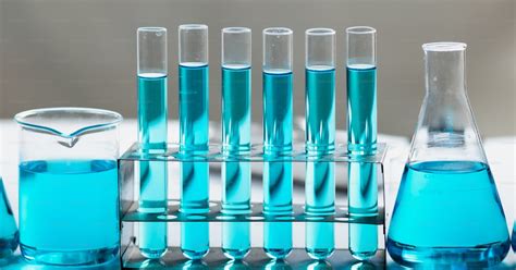 化学実験用ガラス器具、科学実験室の研究開発コンセプト、フラスコ、ビーカー、青い液体水サンプルテストを備えた試験管、科学試験管機器の写真