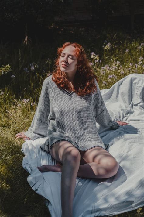 🥇 Imagen De Mujer Pelirroja Tomando El Sol En El Jardín 【foto Gratis