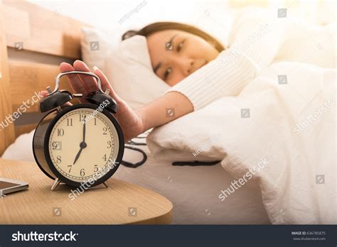 아침 에 조는 졸린 아시아계 여성이 스톡 사진지금 편집 636785875