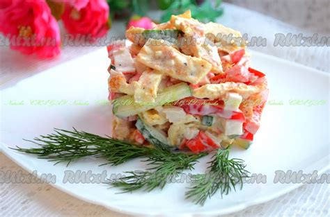 Салат с яичными блинчиками и крабовыми палочками 10 фото в рецепте