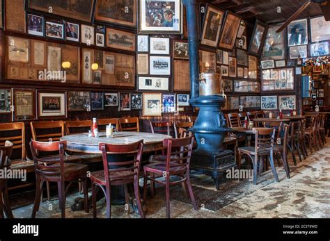 Inside Mcsorley´s Old Ale House Brewery Alehouse Beerhouse 15 East