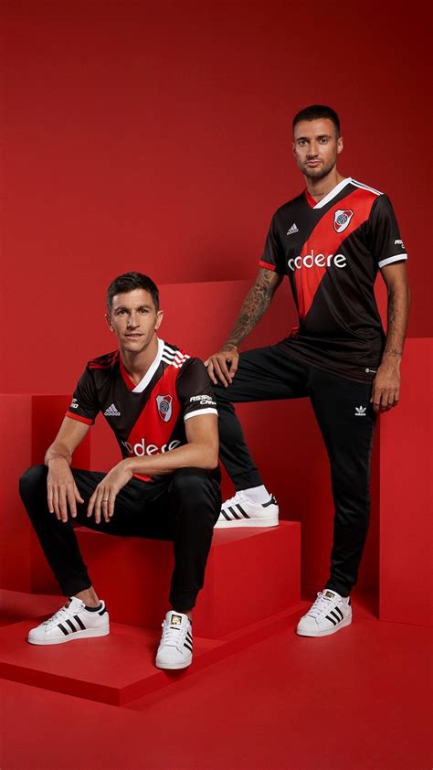 Banda roja y fondo negro así es la nueva camiseta suplente de River