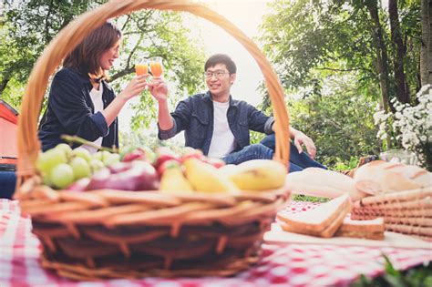 부부 사랑에 마시는 오렌지 주스와 과일 여름 피크닉 레저 휴가 식사 사람과 휴식 개념 과일 바구니에 대한 스톡 사진 및 기타