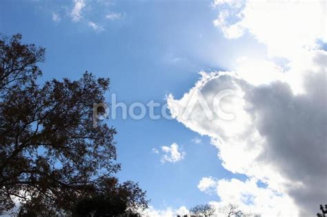 雲の隙間からの光 No 22587539｜写真素材なら「写真ac」無料（フリー）ダウンロードok