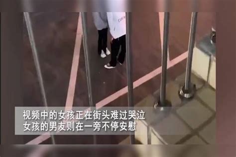 女生街头哭泣被男友不停哄，全程弯腰屈膝满眼都是宠溺，画面暖哭满眼全程男友
