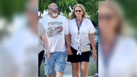Sister Wives Christine Brown Shows Off Her Long Legs In Short Skirt As