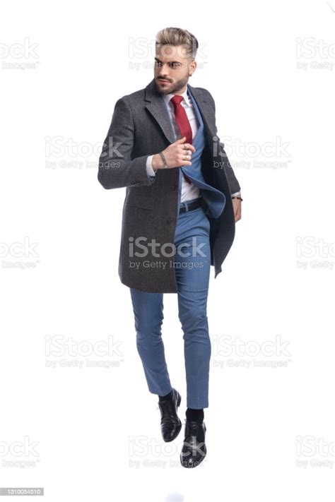 파란색 정장을 입은 우아한 사업가가 옆으로 바라보고 점프합니다 남자에 대한 스톡 사진 및 기타 이미지 남자 날기 롱 코트 Istock