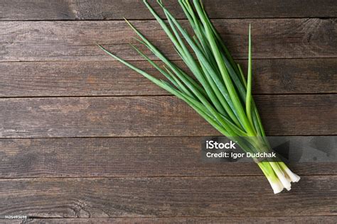나무 테이블에 신선한 녹색 양파의 무리 상단보기 텍스트 공간을 복사합니다 0명에 대한 스톡 사진 및 기타 이미지 0명 건강한 생활방식 건강한 식생활 Istock