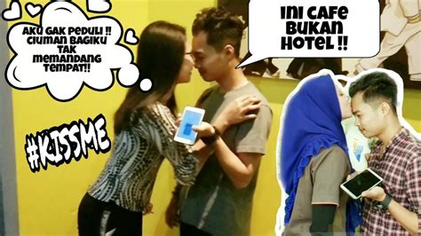 CIUMAN DEPAN UMUM SAMA CEWEK CANTIK KISS OR SLAP YouTube