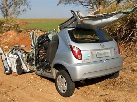 G Motorista de carro morre ao bater de frente caminhão em rodovia notícias em