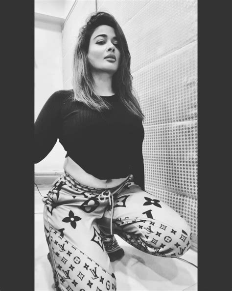 Photos பீச்சில் பிகினி உடையில் முட்டிப் போட்டு போஸ் கொடுத்த கிரண் நச் க்ளிக்ஸ் Kiran