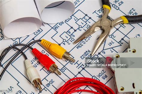 엔지니어링 프로젝트를위한 주택 개념을 구축하는 전기 다이어그램 및 금속 집게 0명에 대한 스톡 사진 및 기타 이미지 0명 개발 건설 산업 Istock