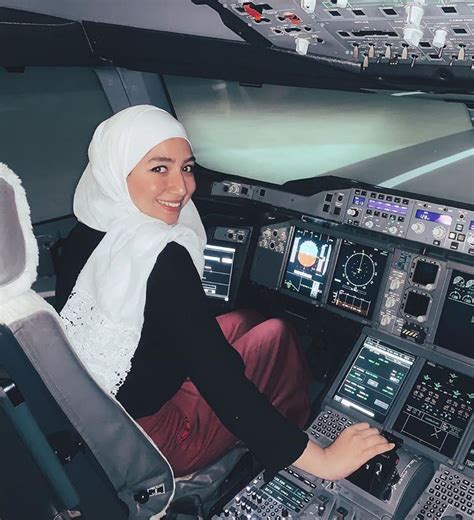 مايا غزال مع توم كروز قصة أول لاجئة سورية تقود طائرة Twitter
