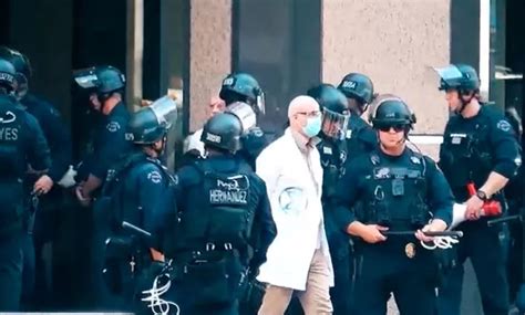 Wtf Hartos Polic As Arrestan A Cient Fico De La Nasa Por Advertir Cat Strofe Clim Tica