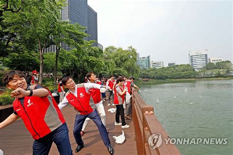 흙공 던지고 쓰레기 줍고롯데물산 석촌호수 정화활동 나무뉴스