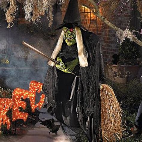 20 Outdoor Animated Halloween Decorations