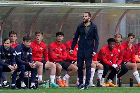 عادل رمزي مدرباً لمنتخب هولندا دون 18 عاماً صحيفة الثورة