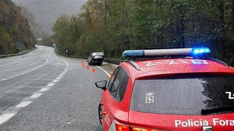 Un Conductor Herido Tras Perder El Control Del Coche Y Volcar En Endarlatsa