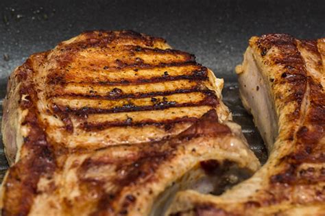 그릴 팬에 준비 된 갈비와 돼지 고기의 큰 조각의 스테이크 갈비 음식에 대한 스톡 사진 및 기타 이미지 갈비 음식 개념 검은색 Istock