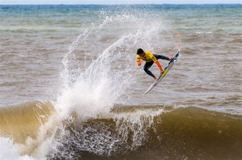 Mundial De Surf Em Peniche Slater E Medina Passam Ao Round 3