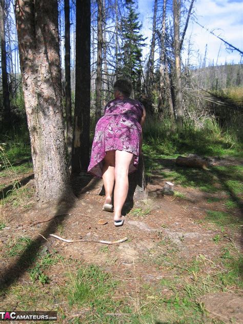 太ったおばあちゃんガードルの女神が森の中で紫の服を脱ぎ捨てヌードポーズ PornPics