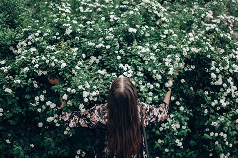 다시 행복 Hipster 여자 피 덤 불 조 팝 나무의 흰 꽃을 들고 Boho 소녀 꽃 옷에서 포즈입니다 텍스트를 위한