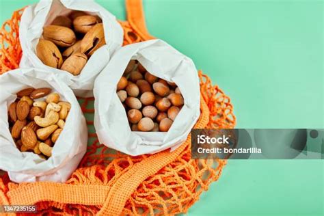 쇼핑 식료품의 종이 봉투에 테이블에 견과류의 다양한 종류의 최고 보기 가방에 대한 스톡 사진 및 기타 이미지 가방 갈색 개체 그룹 Istock