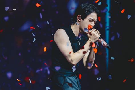 Bts جين يبهر المعجبين بشخصيته العضلية خلال حفله المنفرد في أنهايم