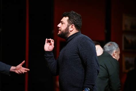 ГОЛЯМАТА СЦЕНА Жоро от Остава“ подари песен на спектакъла на Евгени Будинов “Вечеря за глупаци