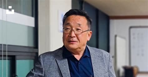 사무실에서 프린터 옆에 서 있는 남자 사진 Unsplash의 무료 경영자 이미지