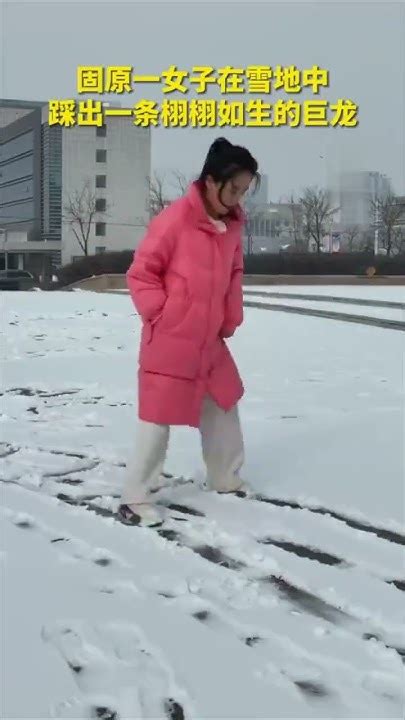 惟妙惟肖！女子在雪地里用脚踩出了一条栩栩如生的巨龙！ 故事会 Story Hour Youtube