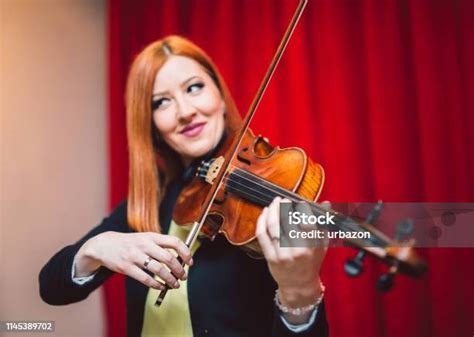 무대에서 바이올린을 연주하는 젊고 아름 다운 여자 예술가 교향악단에 대한 스톡 사진 및 기타 이미지 교향악단 20 29세 Classical Concert Istock