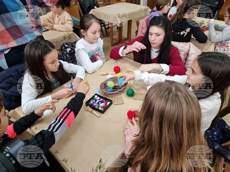 Деца сътвориха мартенички за свои връстници от социални услуги Утро