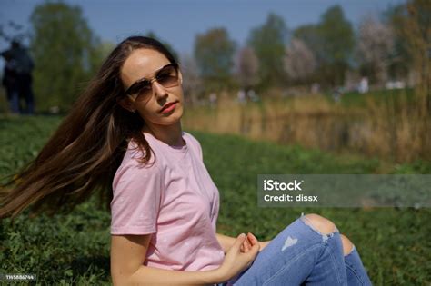 젊은 행복 한 여행자 갈색 머리 여자 여 자가 발 틱 국가에서 분홍색 사쿠라 벚꽃 나무와 새로운 목적지 국가에서 주위에 선회플 라 잉 헤어 거리에 대한 스톡 사진 및 기타