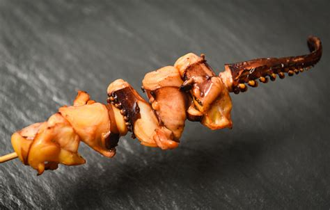 어두운 배경에 꼬치 막대기에 문어 촉수 오징어 구이 전채 음식 뜨겁고 매운 레스토랑에서 고기에 대한 스톡 사진 및 기타 이미지