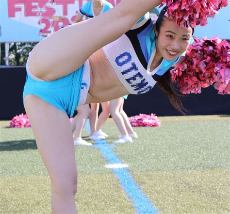 動くたびにアンスコ丸見え！超タイトミニのインナーショーツ